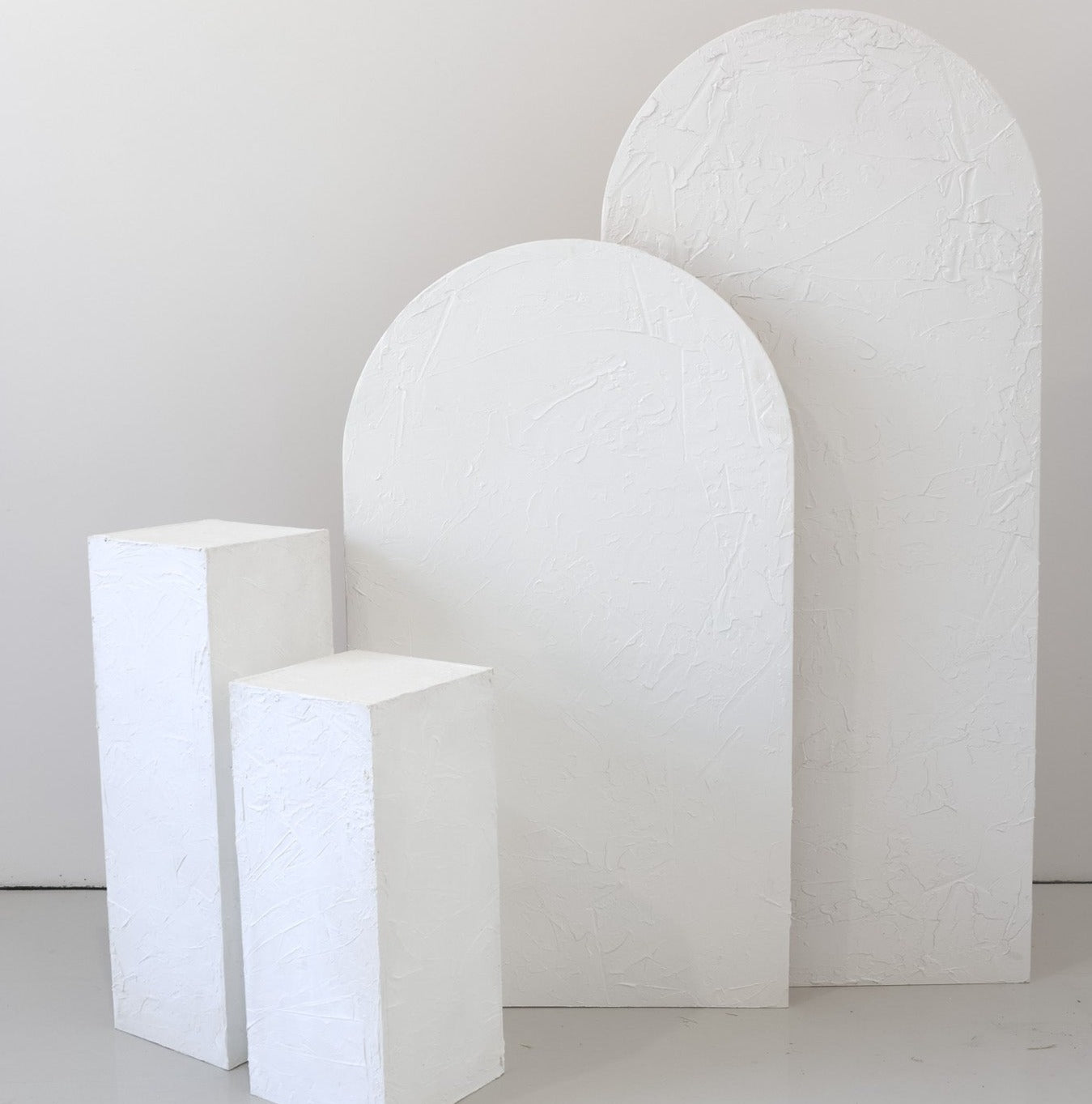 Textured Arched Backdrop & Plinth Package – Confetti Social